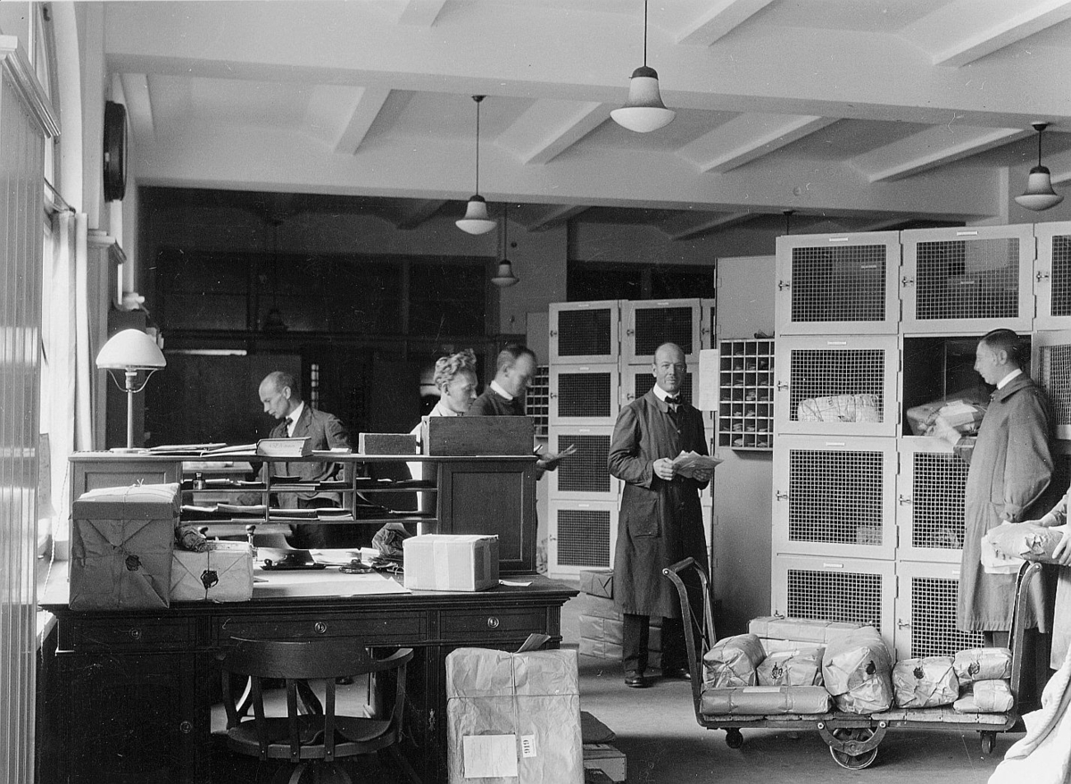 Göteborg 1, Drottningtorget 6 och 7, postkontor. Foton omkring 1925 ...