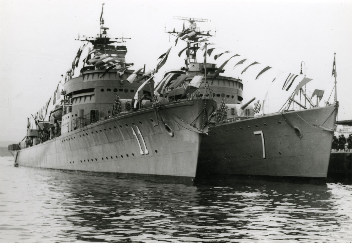 Jagarna VISBY (11) och MALMÖ (7) fotograferade vid kaj sommaren 1953 ...
