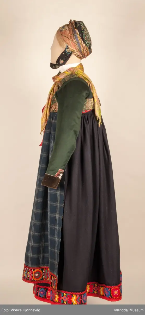 Bunad - Hallingdal Museum / DigitaltMuseum