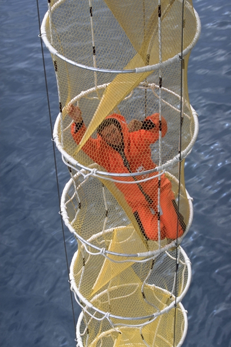 Friggfeltet. QP. Mann tester redningsstrømpen, Selantic Escape system ...