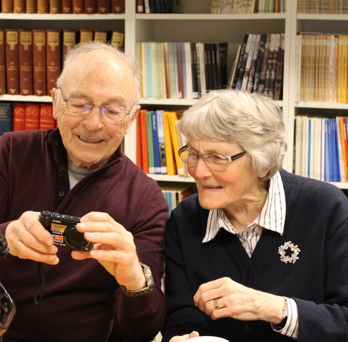 Berg-Kragerø Museums venner tar en pause i arbeidet. Gunnar Jarandsen ...