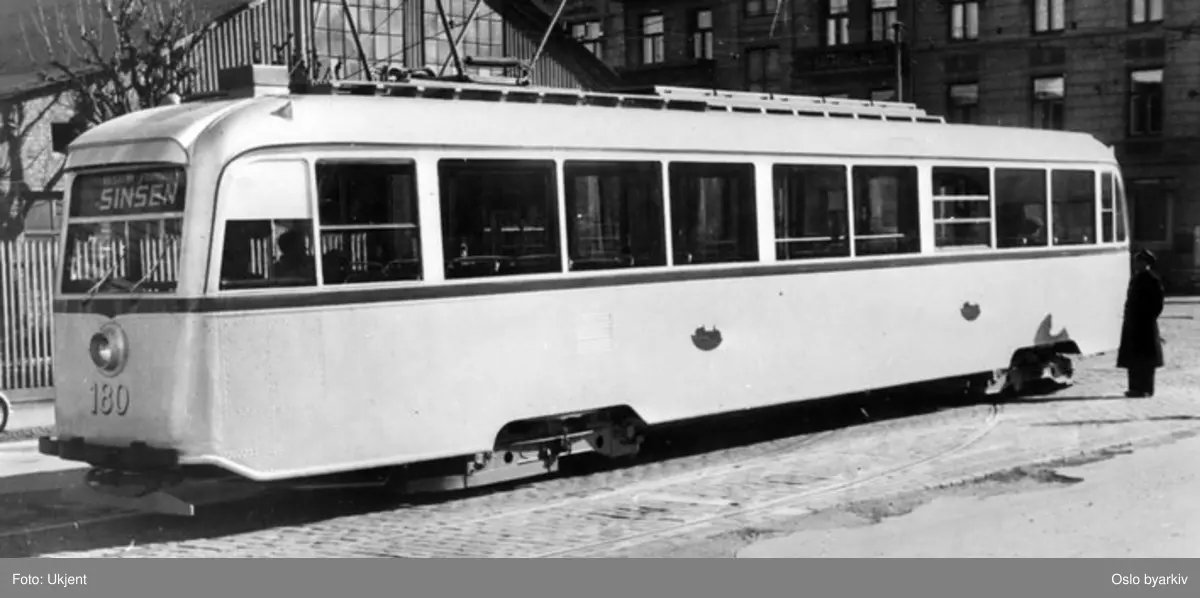 Trikk (gullfisk) type E1 nr. 180 foran vognhallene i Slemdalsveien på ...
