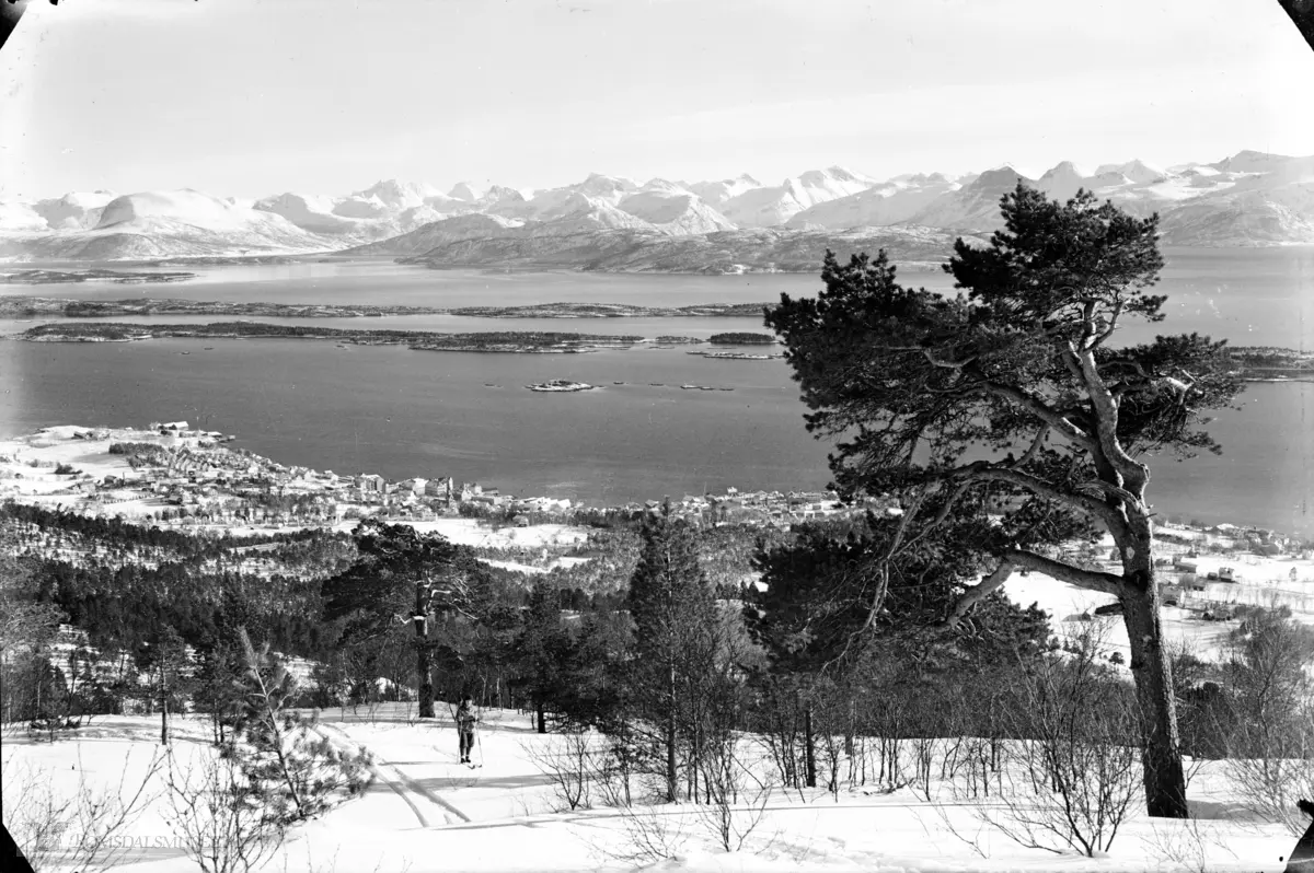 Molde i panorama sett fra Nord, Molde sett fra Varden med Tolle vinter ...