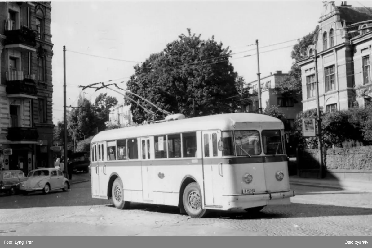 Oslo Sporveier. Sporveiens A-15794 trolleybuss linje 21 i Drammensveien ...