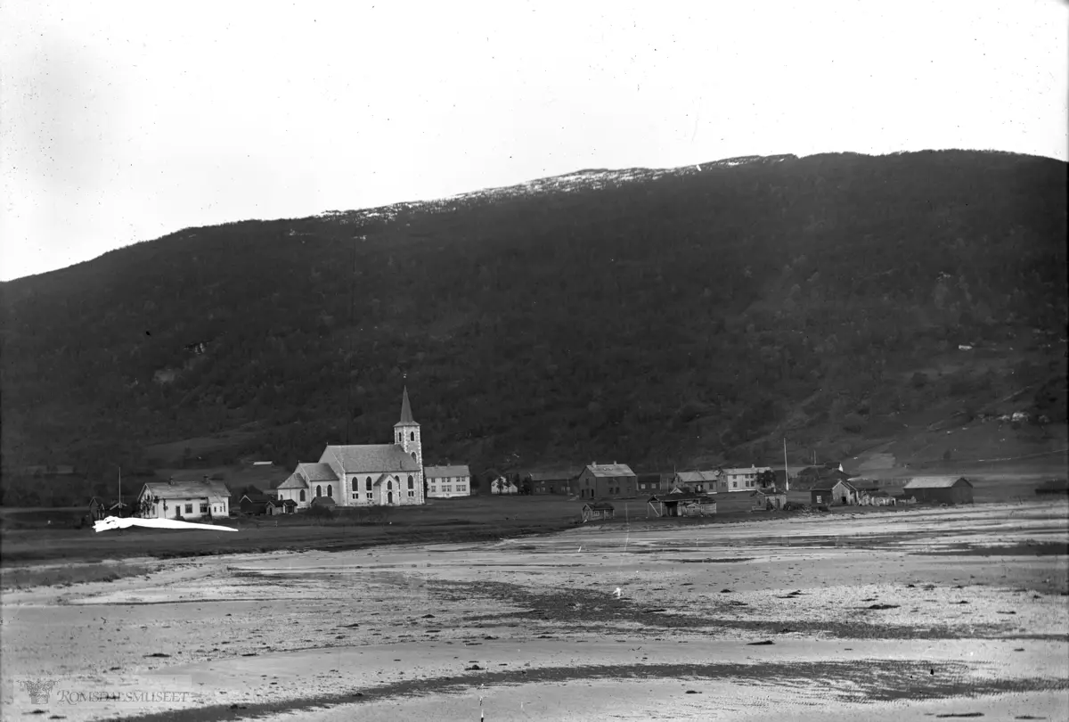 Ibestad. bygget til venstre for kirka - Ibestad prestegård. Hvit hus ...