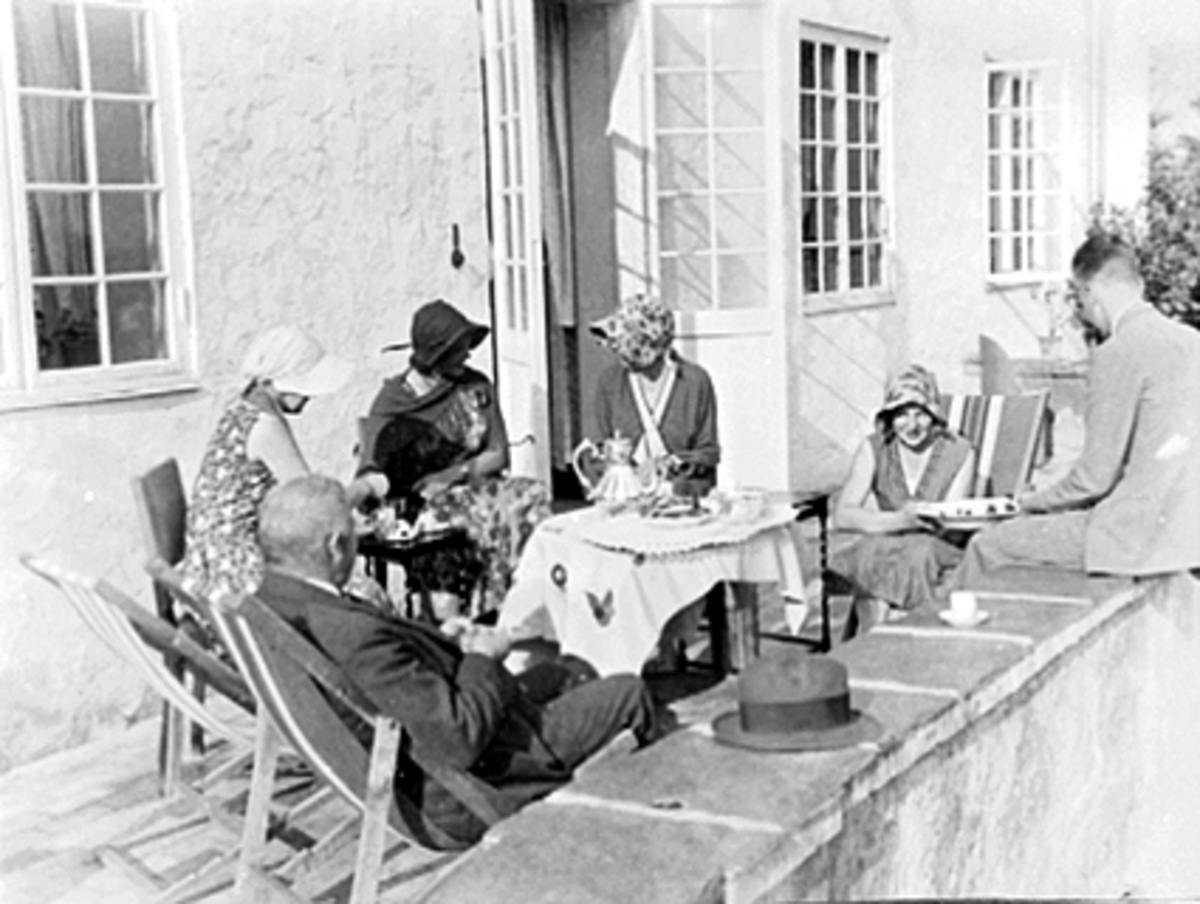 "Hamarhus", Ajer, Kaffeselskap, veranda, hodeplagg,kvinner. F.v. Georg ...