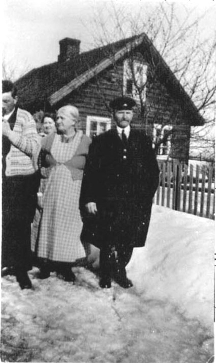 GRUPPE: 3 FORAN GAMMELBYGNINGEN, FAMILIEN RYEN, FRA VENSTRE: BIRGER ...