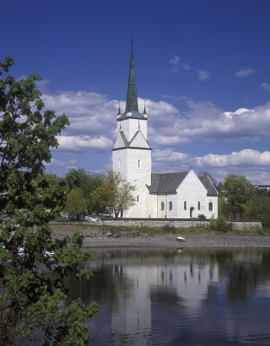 Nes kirke speiler seg i Mjøsa. Tingnes, Hedmark.. - Anno Domkirkeodden ...