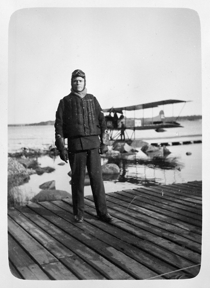 Flygare på brygga framför sjöflygplan - Flygvapenmuseum / DigitaltMuseum
