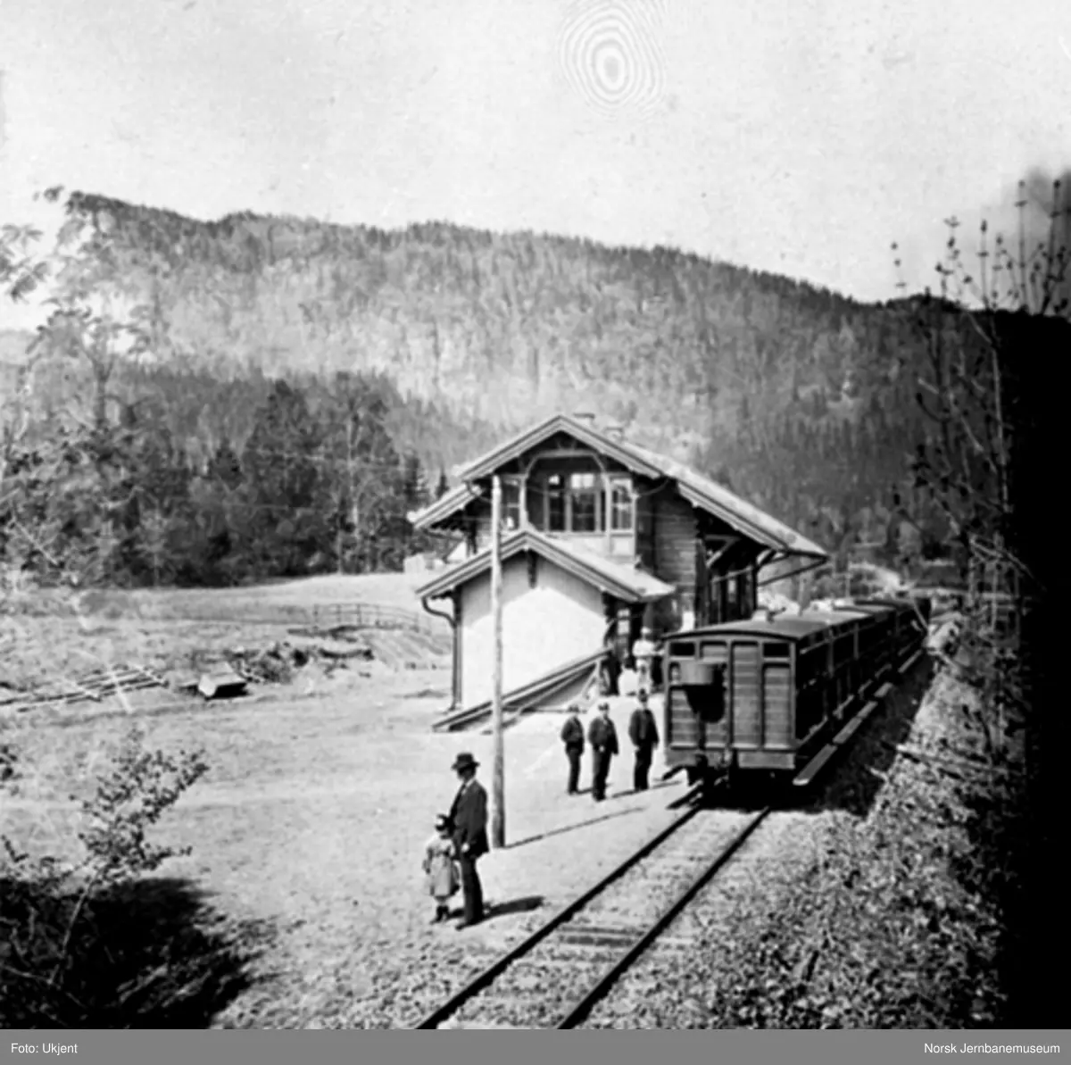 Hvalstad stasjon med persontog på stasjonen - Norsk Jernbanemuseum ...