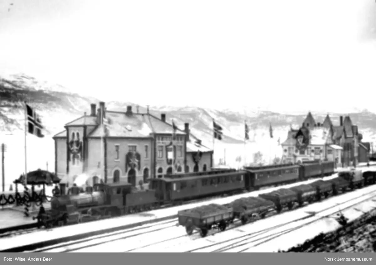 En pyntet Voss stasjon med persontog østover ved Bergensbanens åpning ...