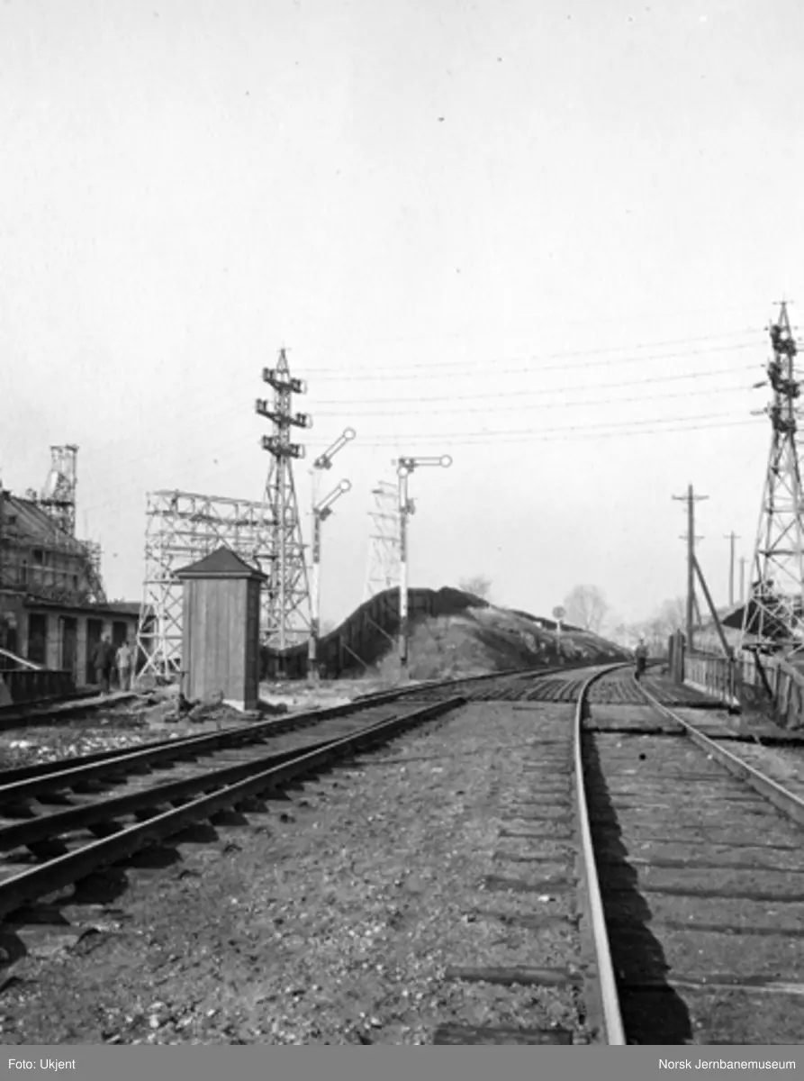 Fra Tøyen med sporet inn til Tøyen trafostasjon til venstre, to ...