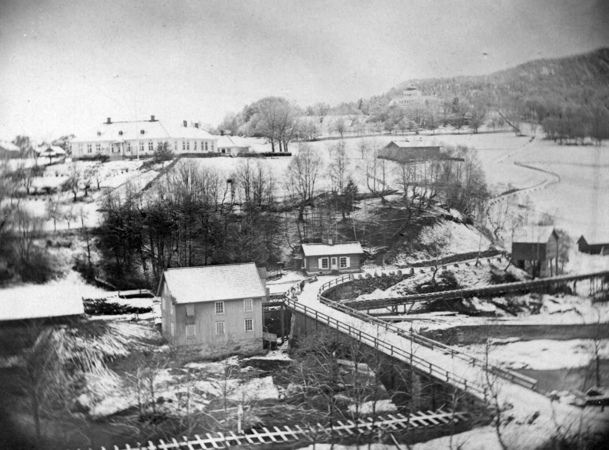 Fra Ulefoss, Nome med familien Aalls Ulefos hovedgård i høyden bakerst ...